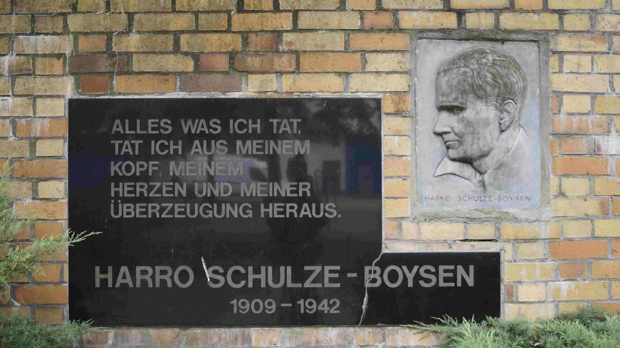 Gedenkmauer mit Reliefporträt Harro Schulze-Boysen – Bildhauerei in Berlin