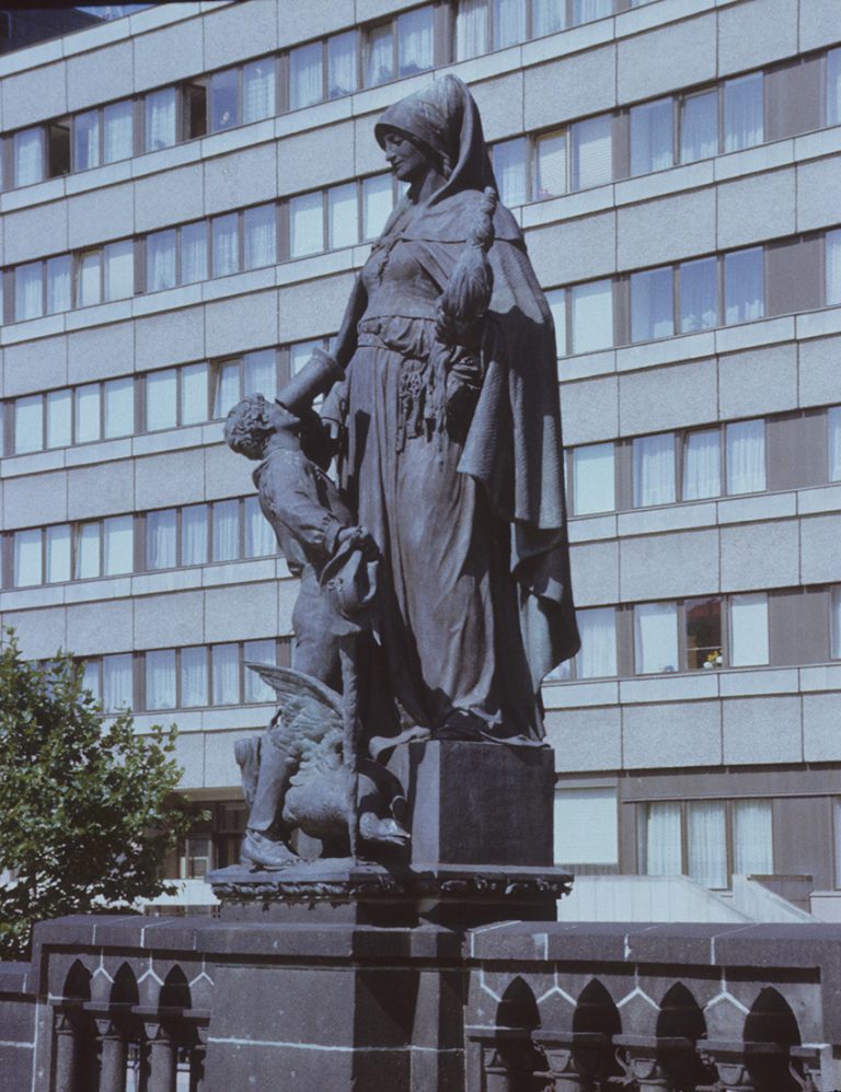 Heilige Gertrud – Bildhauerei in Berlin