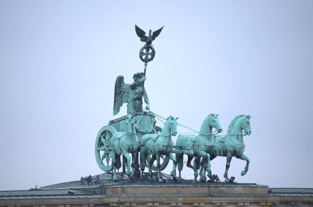 Quadriga auf dem Brandenburger Tor – Bildhauerei in Berlin
