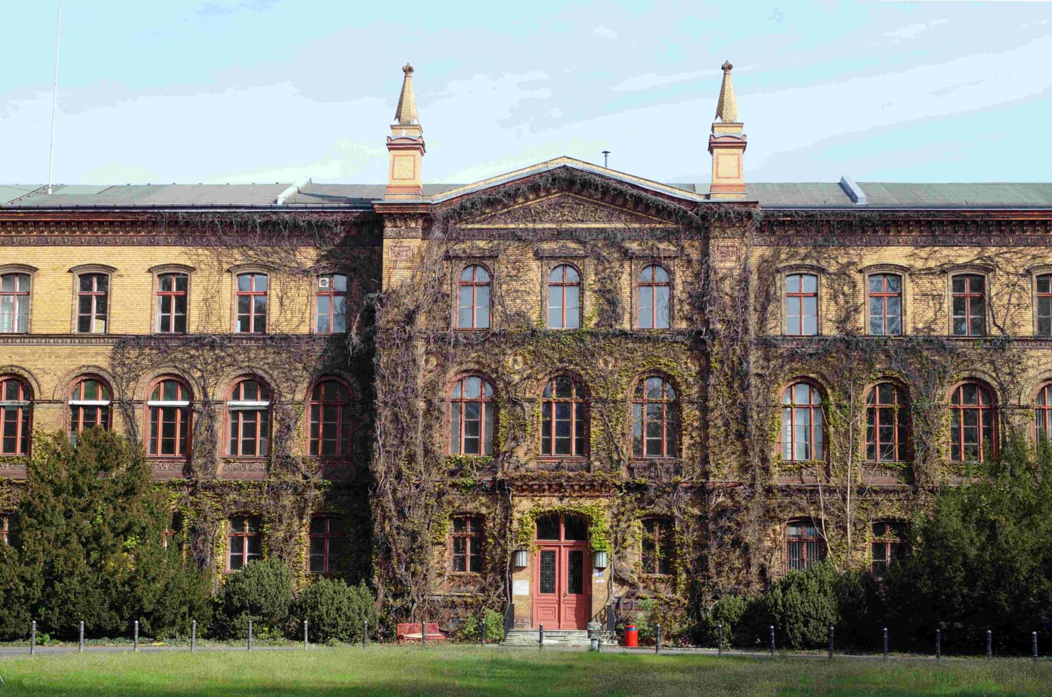 Verwaltungsgebäude der ehem. Karl-Bonhoeffer-Nervenklinik – Bildhauerei ...