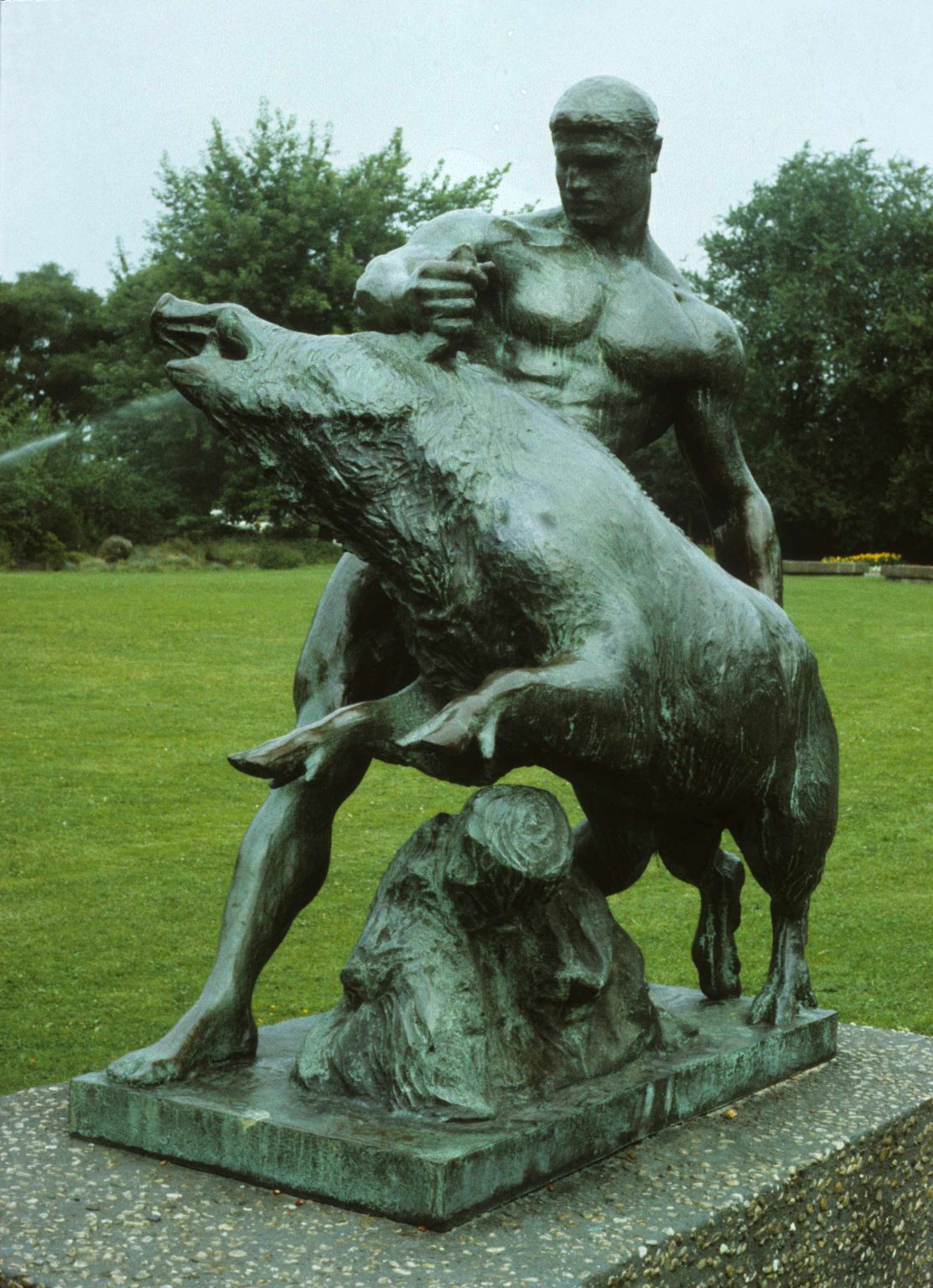 Herkules und der erymantische Eber – Bildhauerei in Berlin