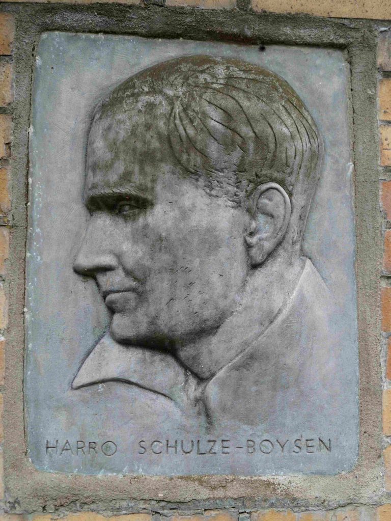 Gedenkmauer mit Reliefporträt Harro Schulze-Boysen – Bildhauerei in Berlin